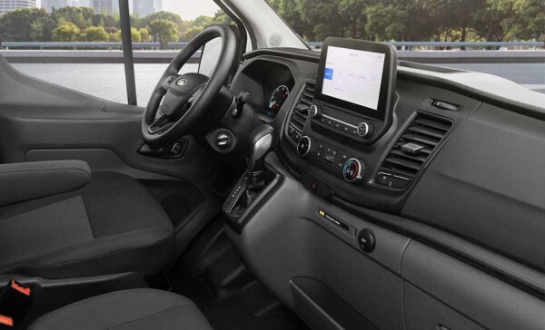 Ford Transit 2023 ganha versões automática, chassi e elétrica