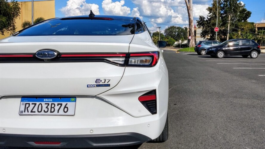 JAC Motors agora só vende carros elétricos no Brasil : CARROS COM CAMANZI