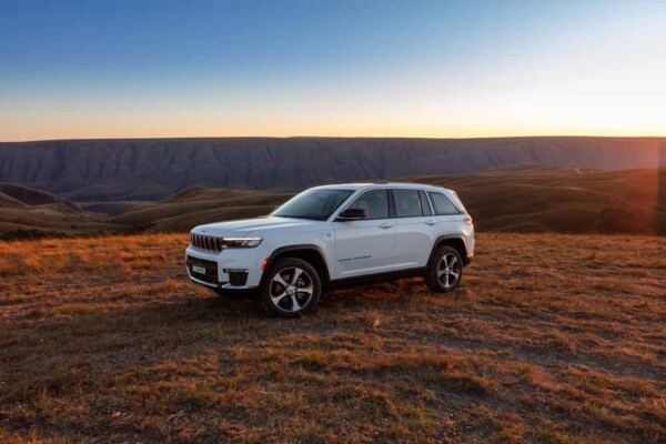 Jeep Grand Cherokee volta ao Brasil híbrido e com preço nas alturas