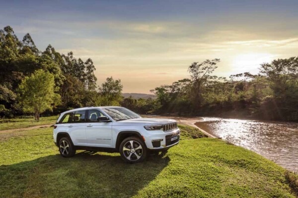 Jeep Grand Cherokee volta ao Brasil híbrido e com preço nas alturas