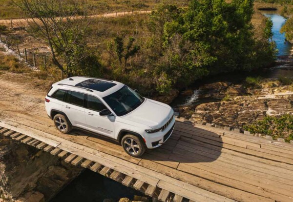Jeep Grand Cherokee volta ao Brasil híbrido e com preço nas alturas